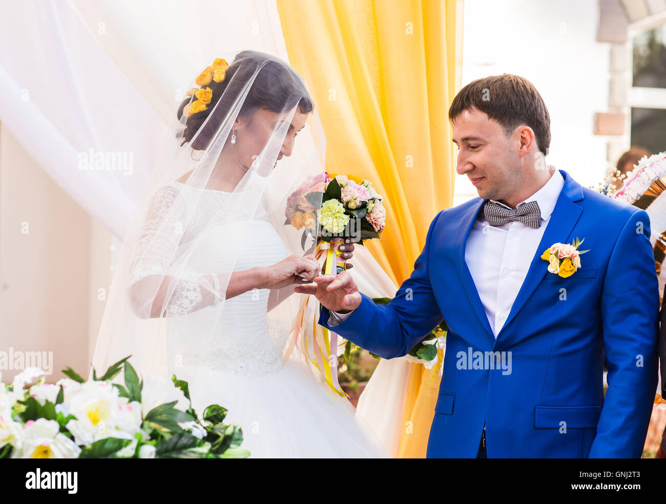 Gli sposi si scambiano gli anelli immagini e fotografie stock ad alta ...