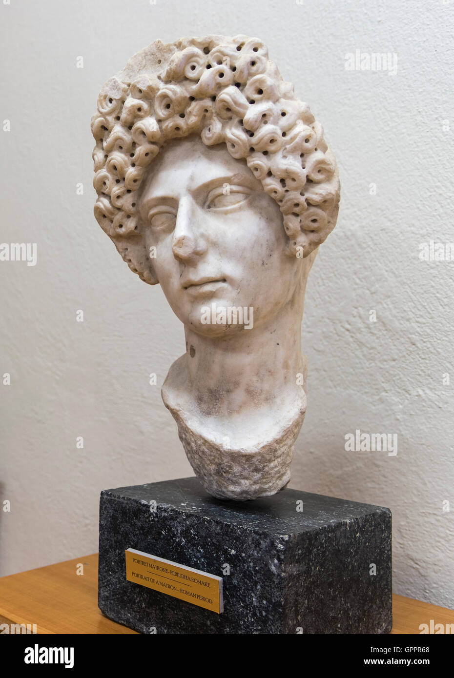 Testa di marmo di una donna Romana/matrona nel museo al Apollonia ...