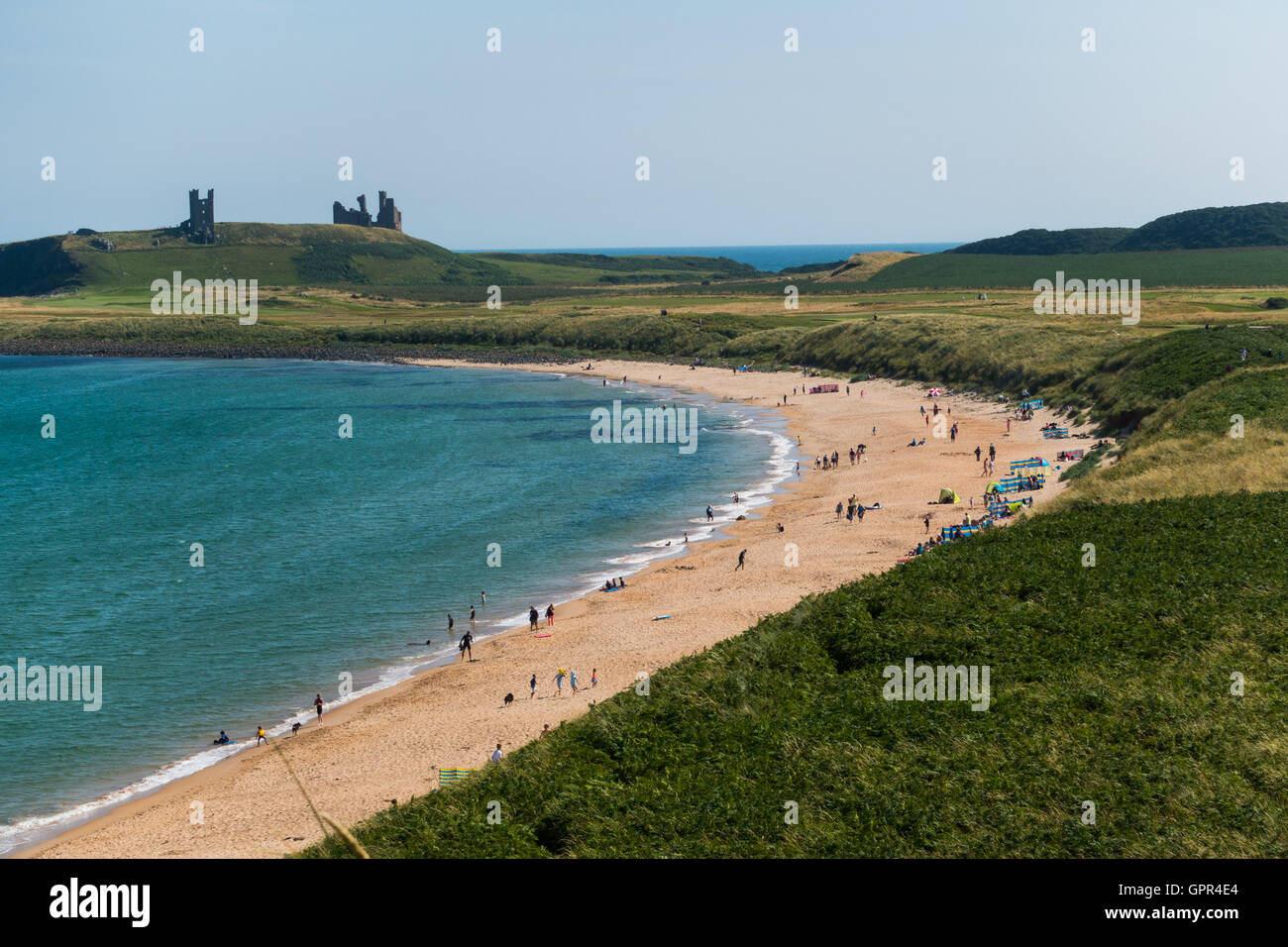 Embleton Bay e la spiaggia che guarda verso il castello di Dunstanburgh, Northumberland Foto ...