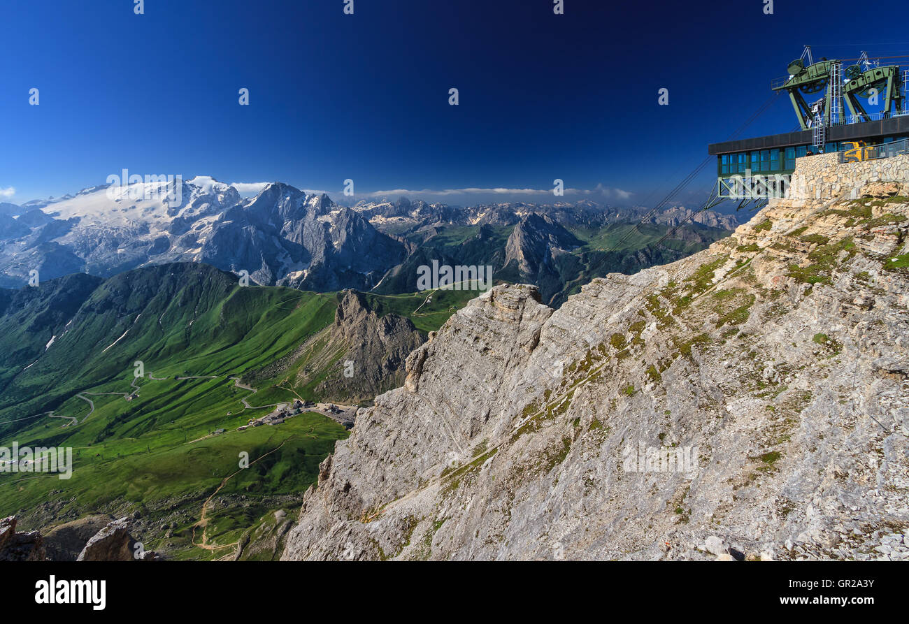 Funivia pass pordoi immagini e fotografie stock ad alta risoluzione - Alamy