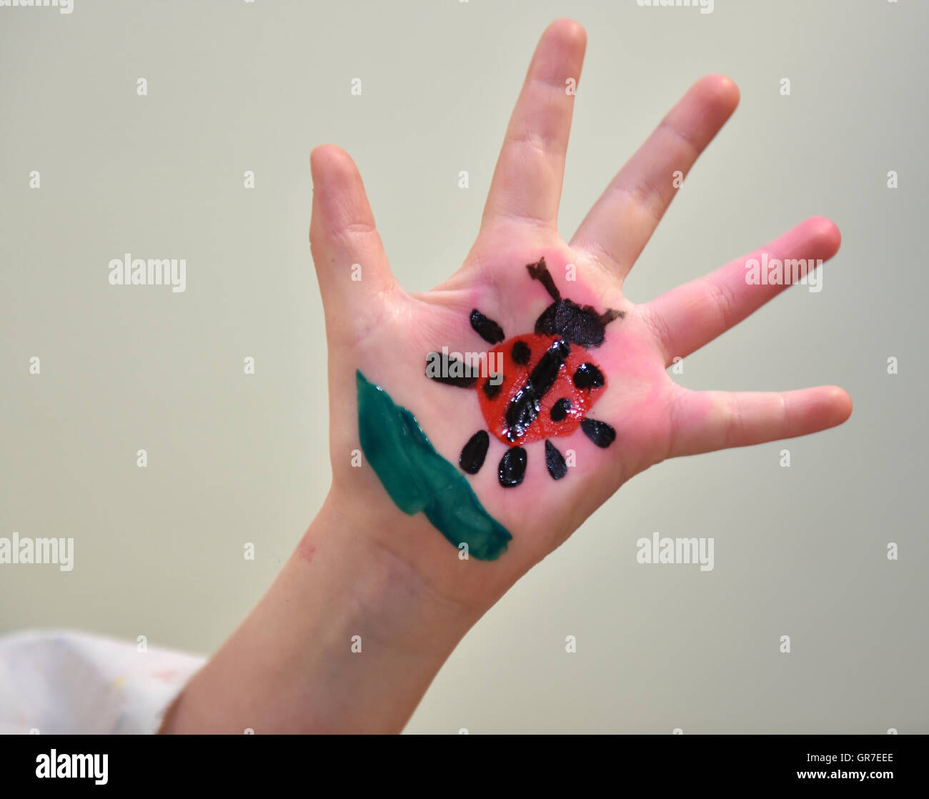 Mani colorate bambini immagini e fotografie stock ad alta risoluzione ...