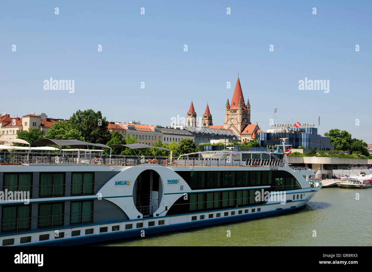 Porto crociere sul fiume vienna immagini e fotografie stock ad alta ...