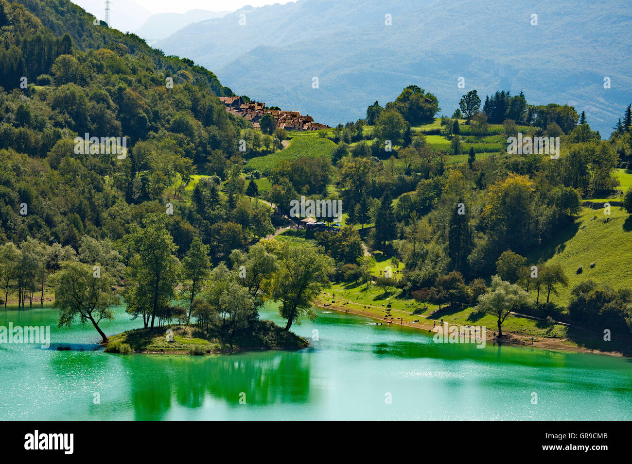 Lago verde immagini e fotografie stock ad alta risoluzione - Alamy