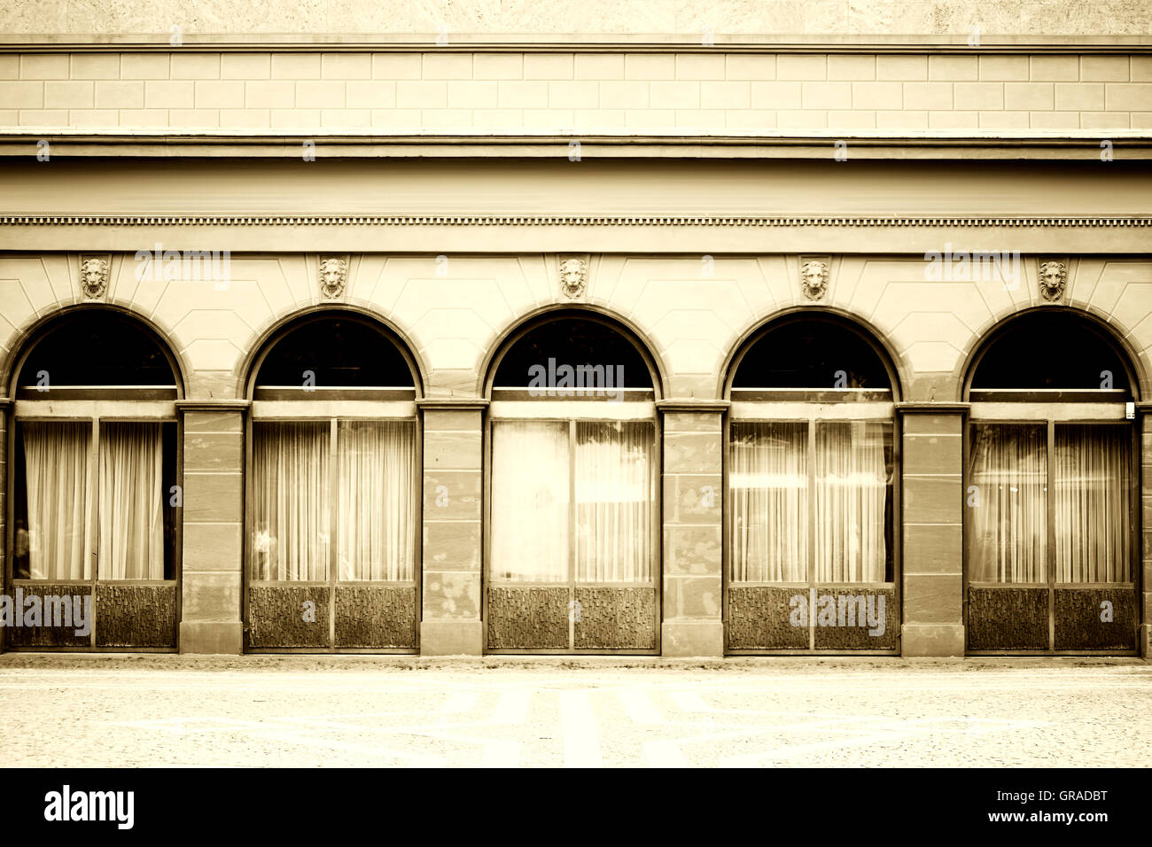 Finestre ad arco immagini e fotografie stock ad alta risoluzione - Alamy