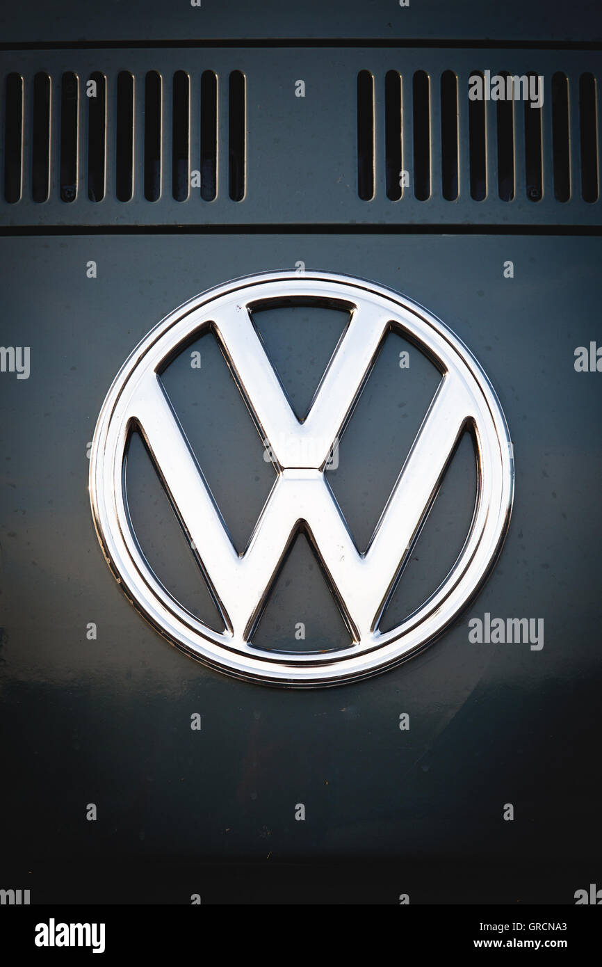 Marchio Volkswagen Logo sul bus VW T2 Foto stock - Alamy