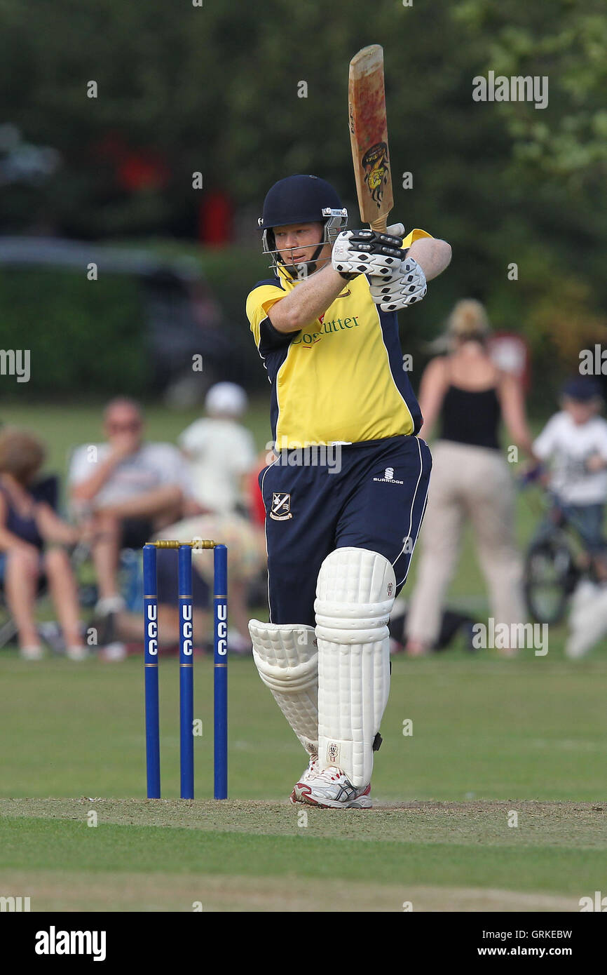Nick O'Dell in azione di ovatta per Upminster - Upminster CC vs Essex ...
