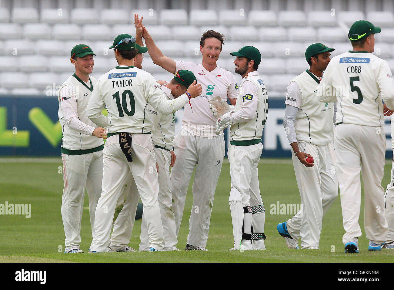 Anthony Irlanda (C) del Leicestershire si congratula sul paletto di ...