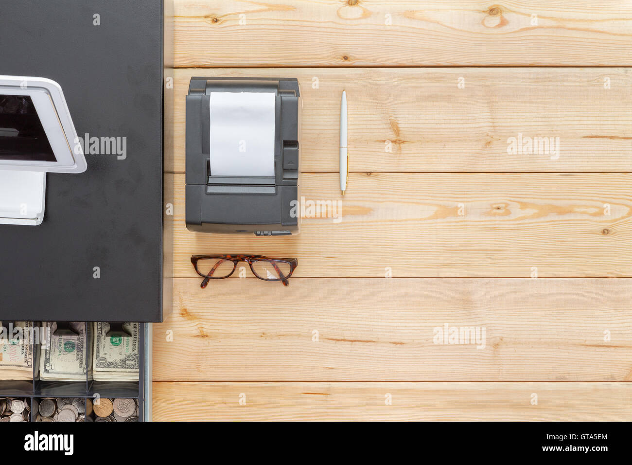 Business Cash Register su un pulito scrivania in legno o un contatore ...
