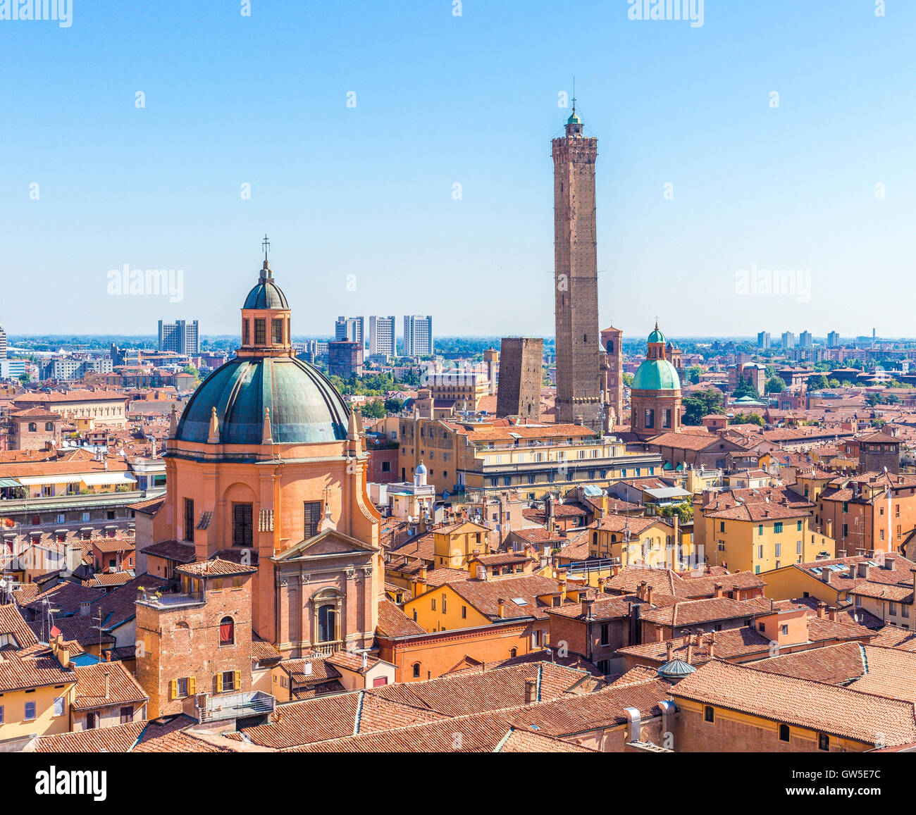 Panoramica aerea cityscape di Bologna, Italia, sopra i tetti di case ...