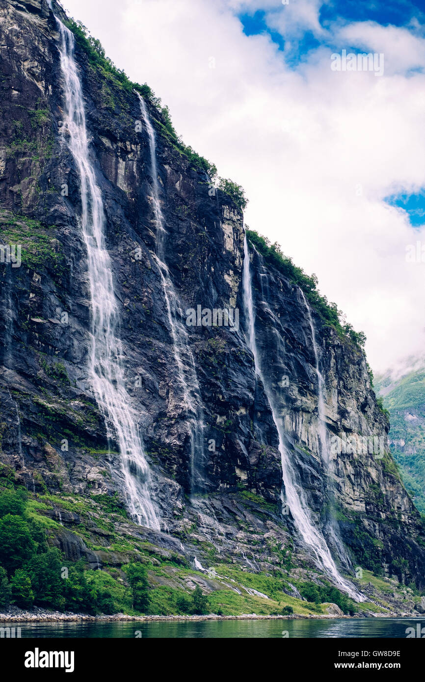 Geiranger fjord waterfall immagini e fotografie stock ad alta ...