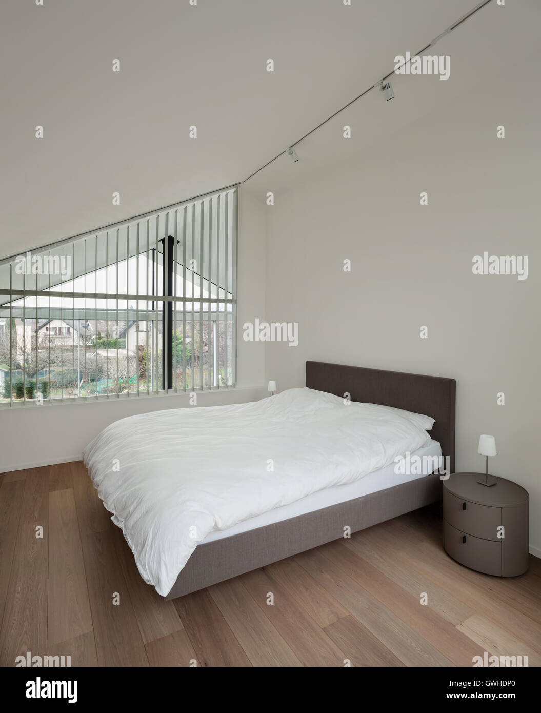 Interno di una casa moderna, camera da letto con pavimento in parquet ...