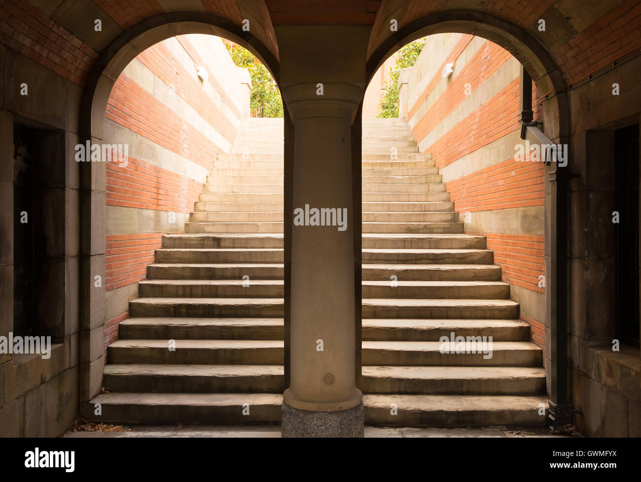 Pareti con archi immagini e fotografie stock ad alta risoluzione - Alamy