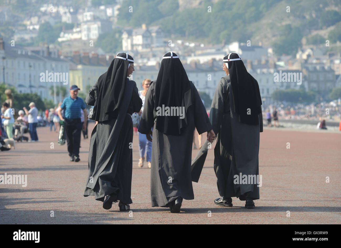Vestito religioso immagini e fotografie stock ad alta risoluzione - Alamy