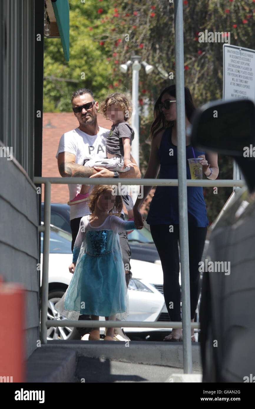 Incinta Megan Fox e Brian Austin Green a pranzo con i loro bambini a ...