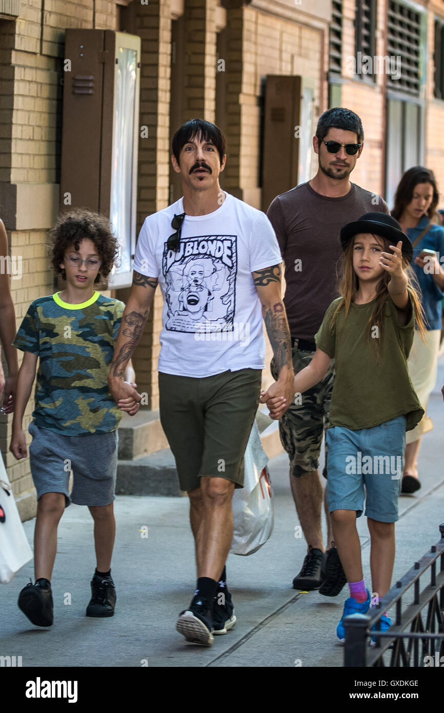 Anthony Kiedis va appartamento shopping con suo figlio Everly Bear ...