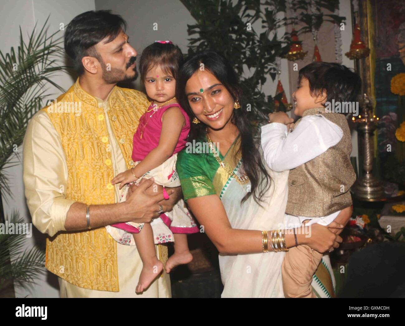 Attore di Bollywood Vivek Oberoi di Olga Alva Oberoi bambini Vivaan ...