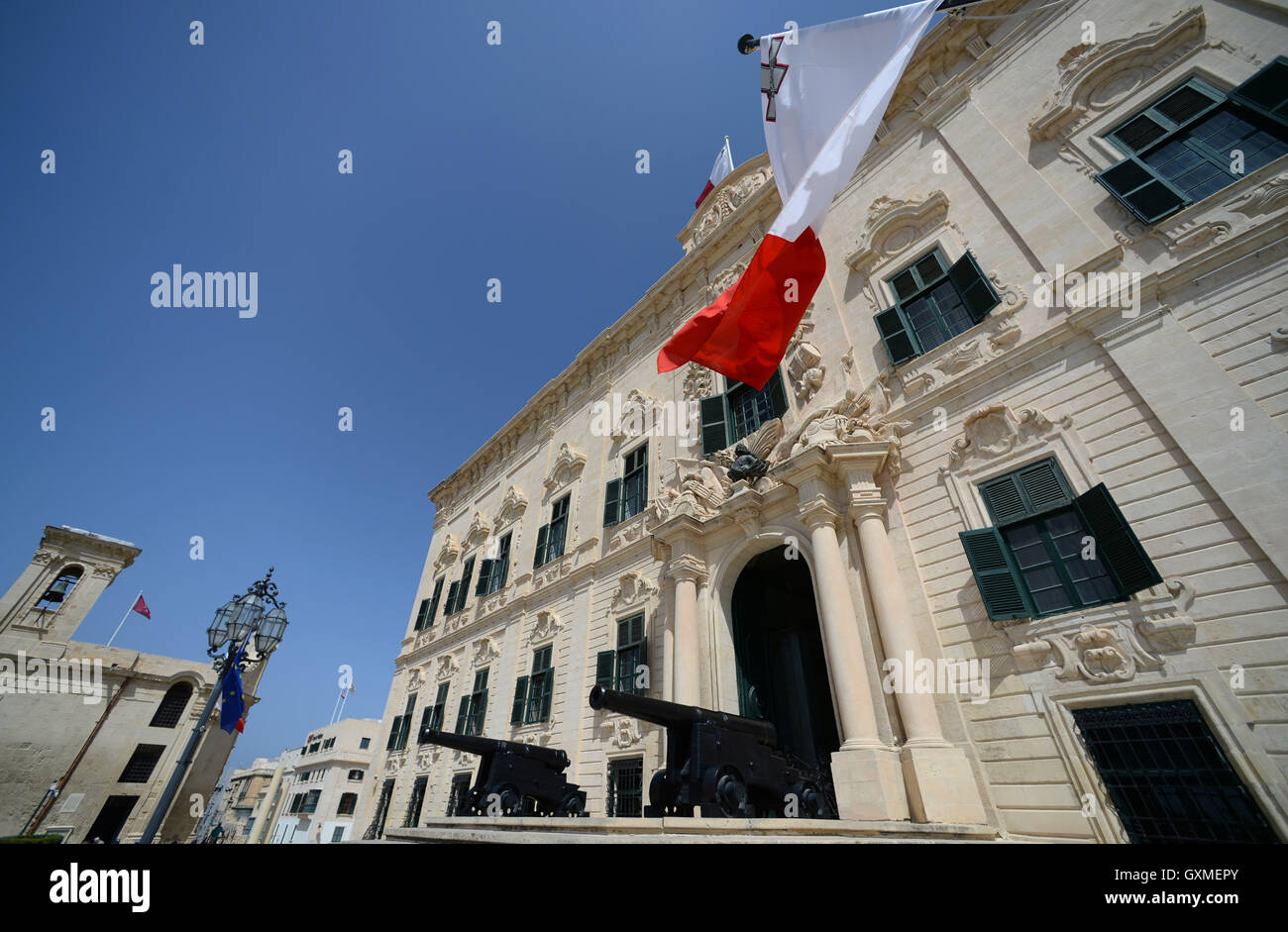 Bandiera dell'ordine dei cavalieri di malta immagini e fotografie stock ...