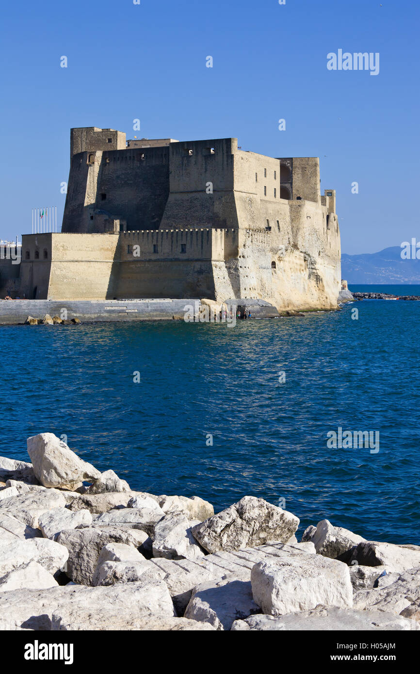 Antico castello di castel ovo baia di napoli immagini e fotografie ...