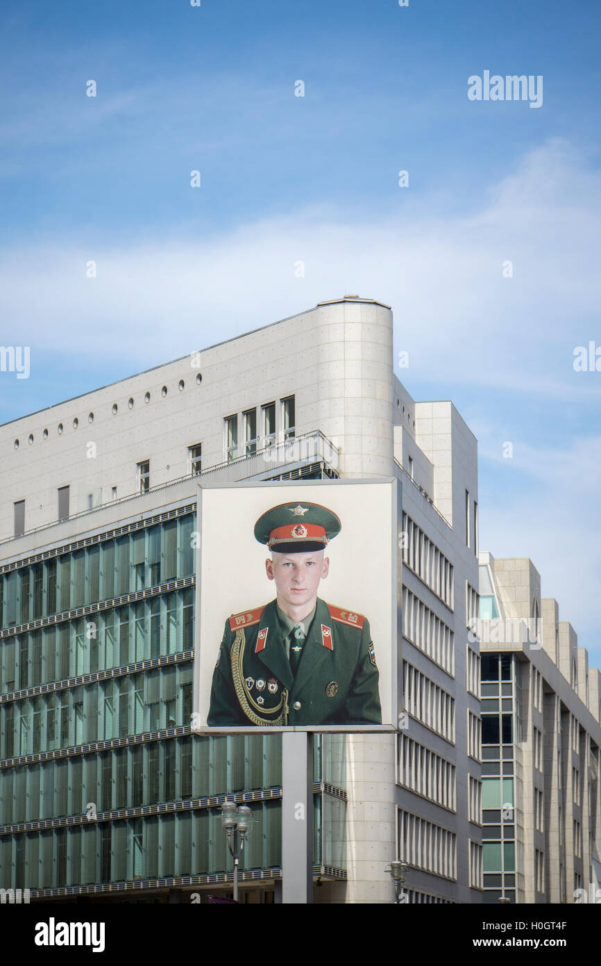 Picture russian soldier checkpoint charlie immagini e fotografie stock ...