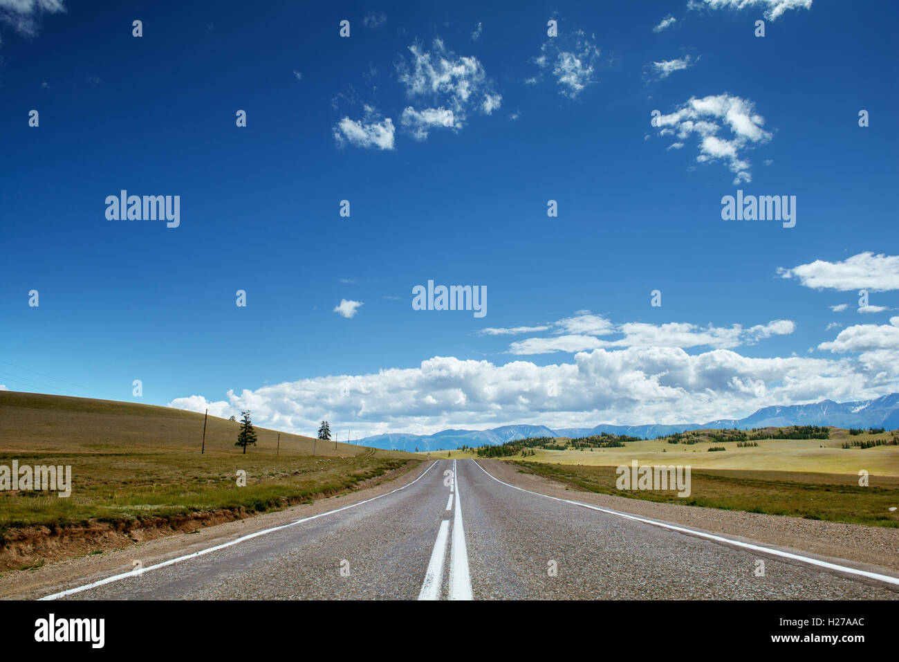 Strada di campagna lunga e diritta immagini e fotografie stock ad alta ...