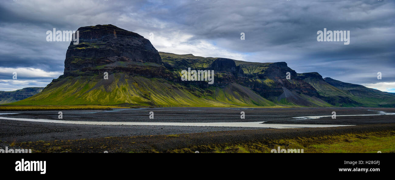 Antico paesaggio vulcanico sul ring road, Islanda Foto stock - Alamy