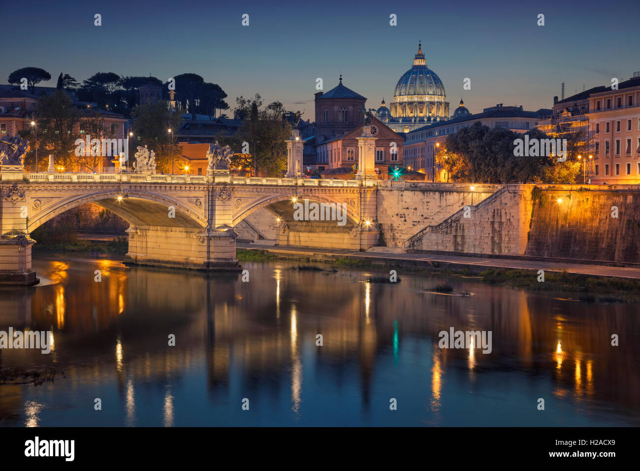 La famosa basilica di san pietro di notte nel vaticano immagini e ...
