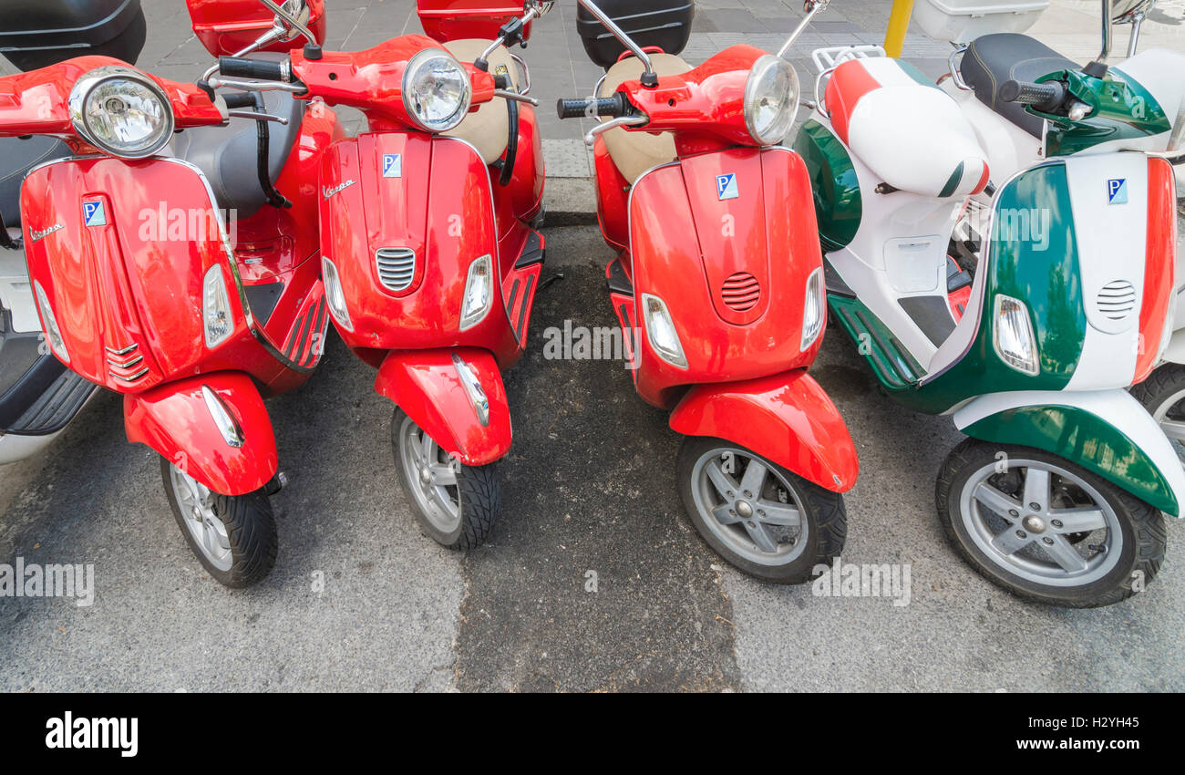 Row of scooters immagini e fotografie stock ad alta risoluzione - Alamy