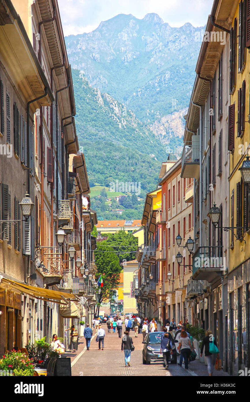 LECCO, Italia - 13 giugno 2016: strada pedonale nel centro di Lecco sul ...