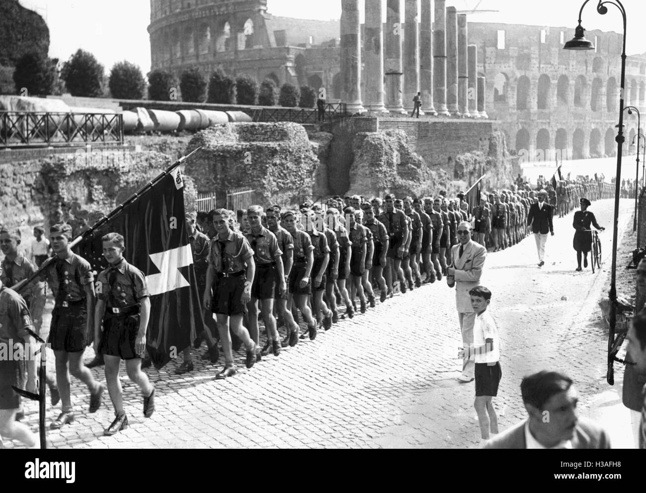 Hitler di membri della Gioventù presso il Colosseo a Roma, 1936 Foto ...