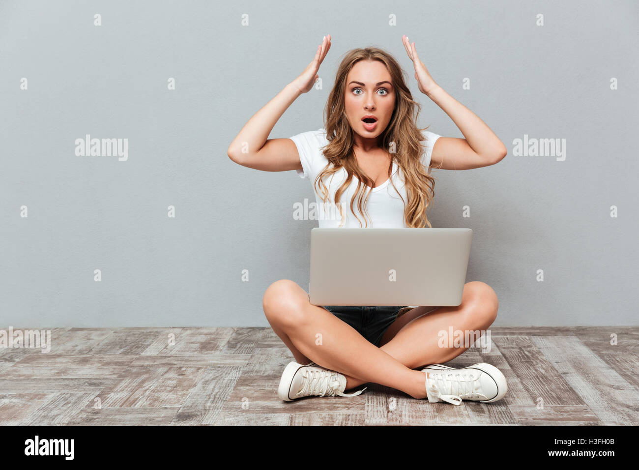 Donna gambe aperte immagini e fotografie stock ad alta risoluzione - Alamy