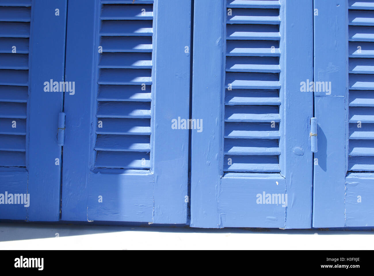 Persiane in legno dipinto di blu immagini e fotografie stock ad alta ...