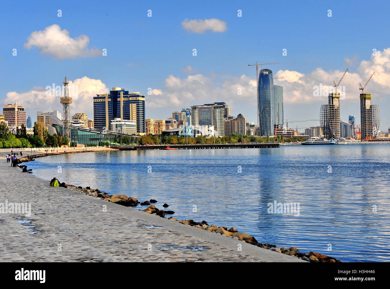 BAKU in Azerbaijan - 25 settembre: la vista del mare di Baku downtown ...