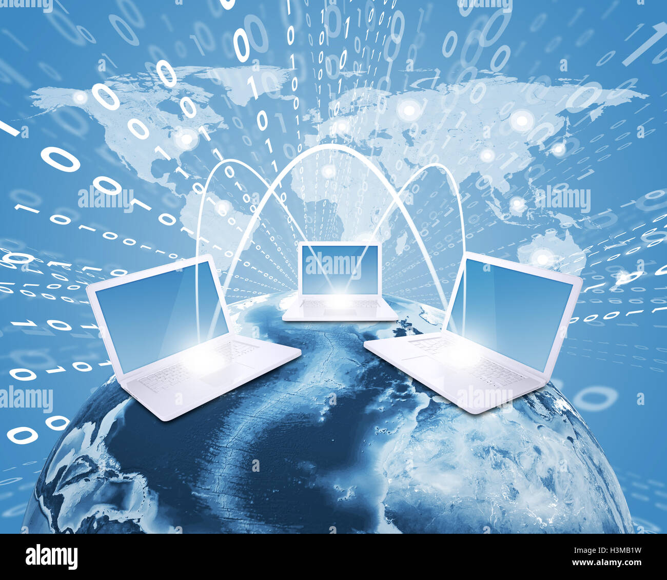Computer portatili con messa a terra e la mappa del mondo Foto stock ...