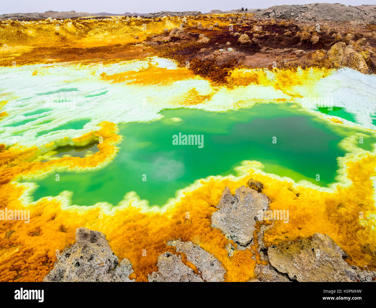 Lago di zolfo Dallol in depressione di Danakil, Etiopia. Il lago con le ...