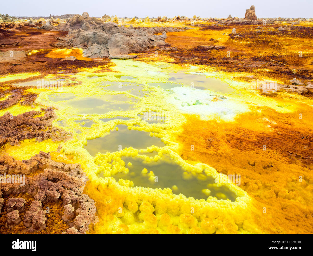 Lago di zolfo Dallol in depressione di Danakil, Etiopia. Il lago con le ...