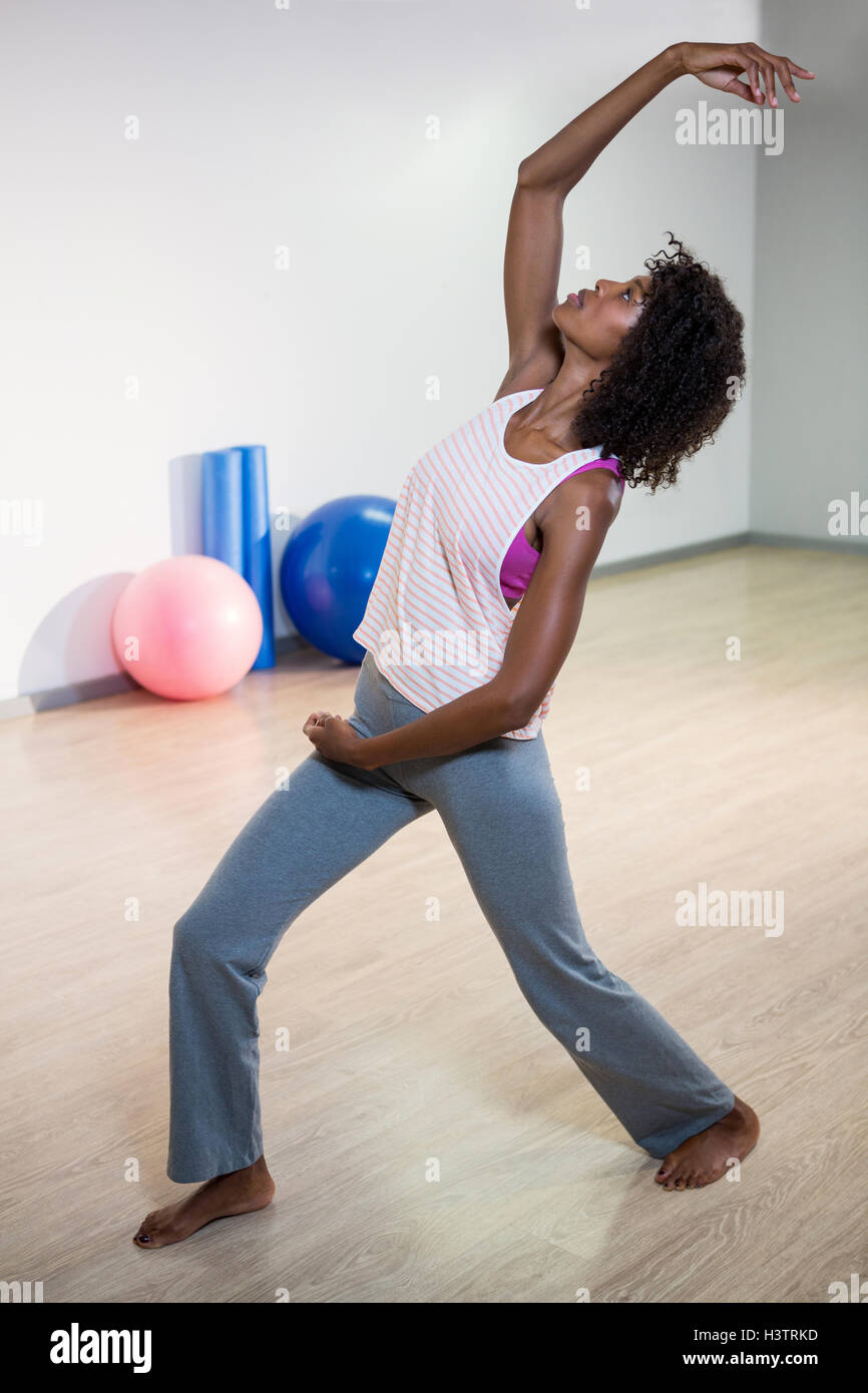 Donna e pallida in piedi immagini e fotografie stock ad alta ...