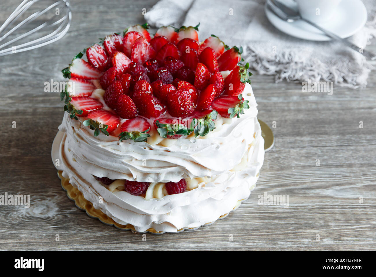 Torta meringata immagini e fotografie stock ad alta risoluzione - Alamy