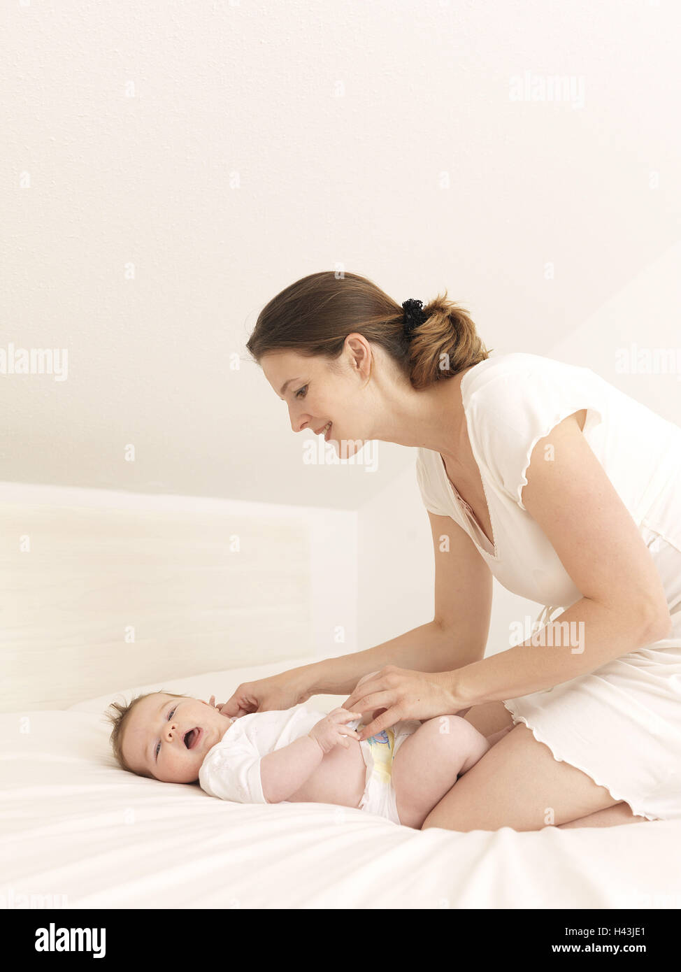 Donna inginocchiata immagini e fotografie stock ad alta risoluzione - Alamy