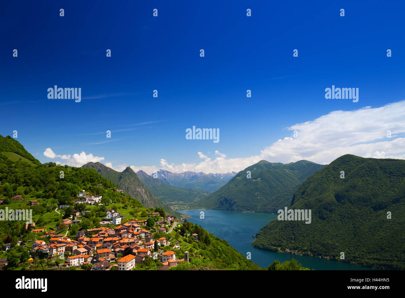 Vista del villaggio di Bre, lago di Lugano e le Alpi dal Monte Bre ...