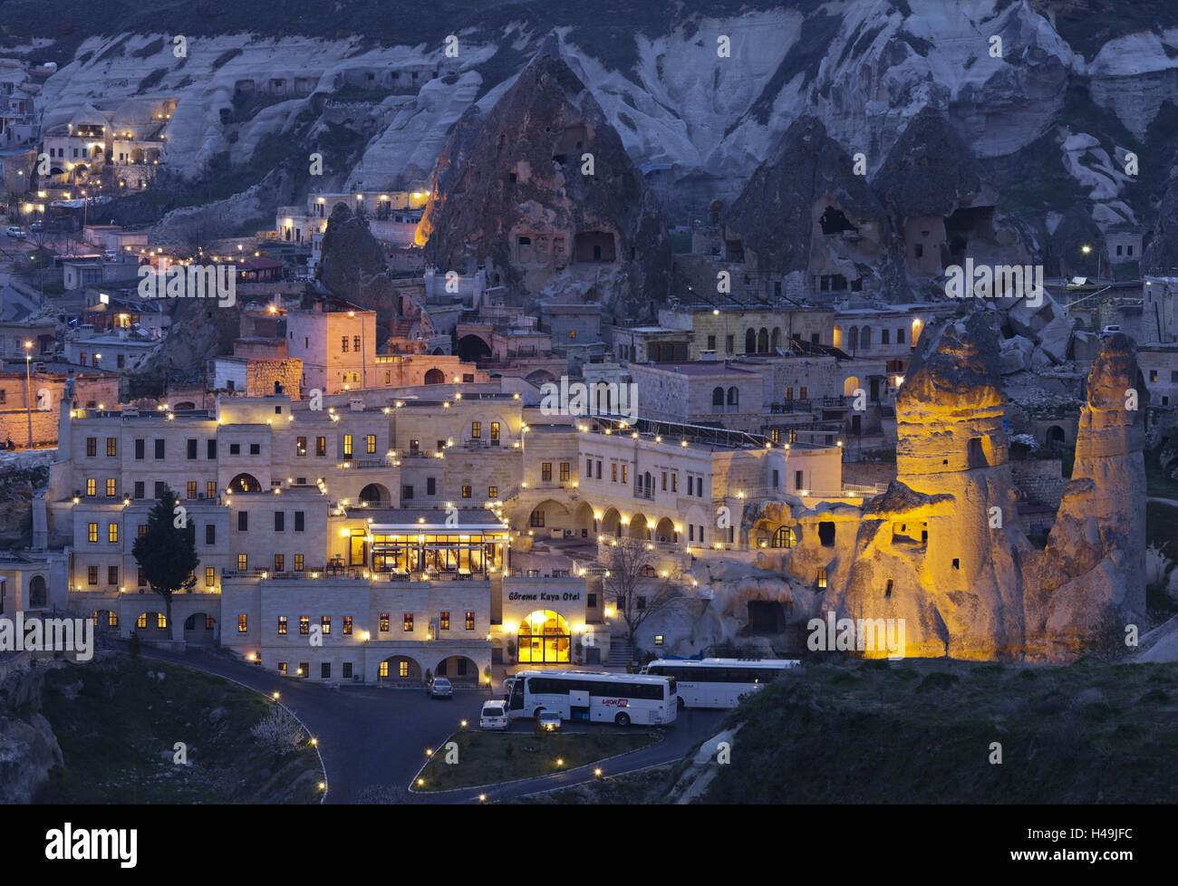 Vista sulla città di Göreme di notte, Cappadocia, Anatolia, Turchia ...