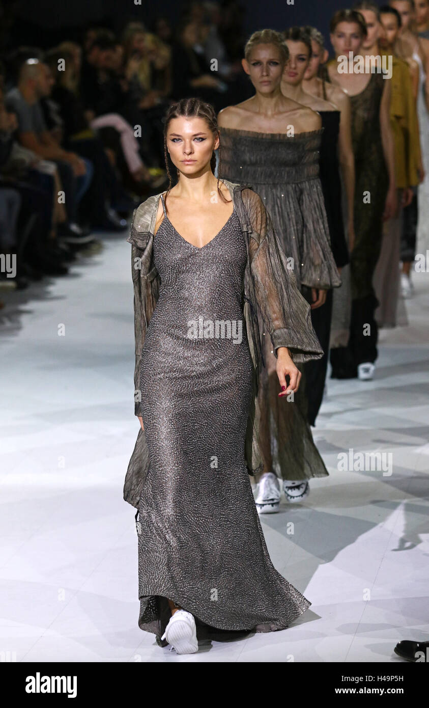 Una modella in passerella alla sfilata immagini e fotografie stock ad ...