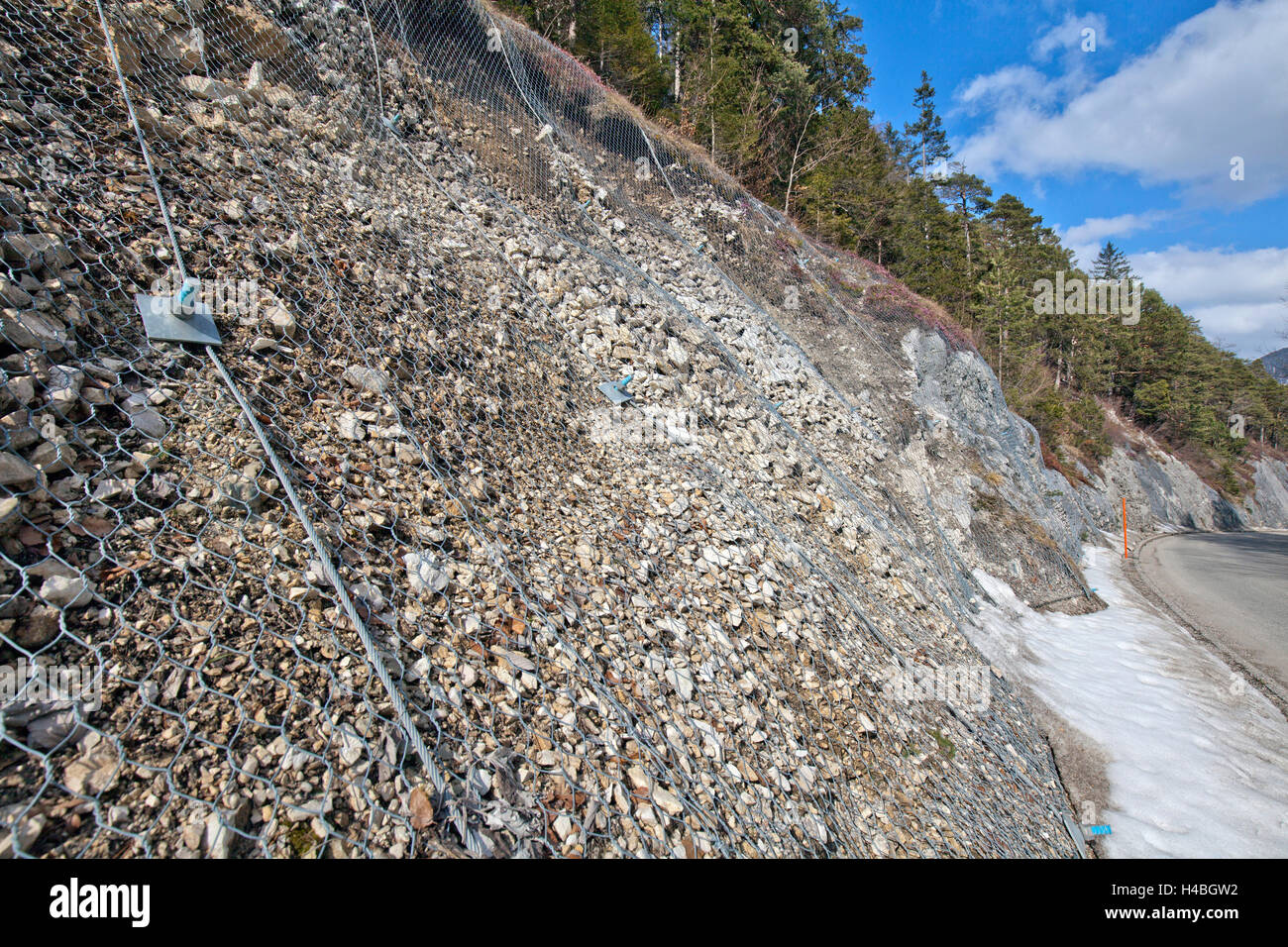 Protezione caduta massi sulla strada di montagna Foto stock - Alamy