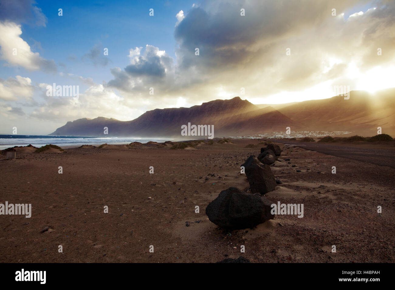 Spiaggia di caleta de famara immagini e fotografie stock ad alta ...