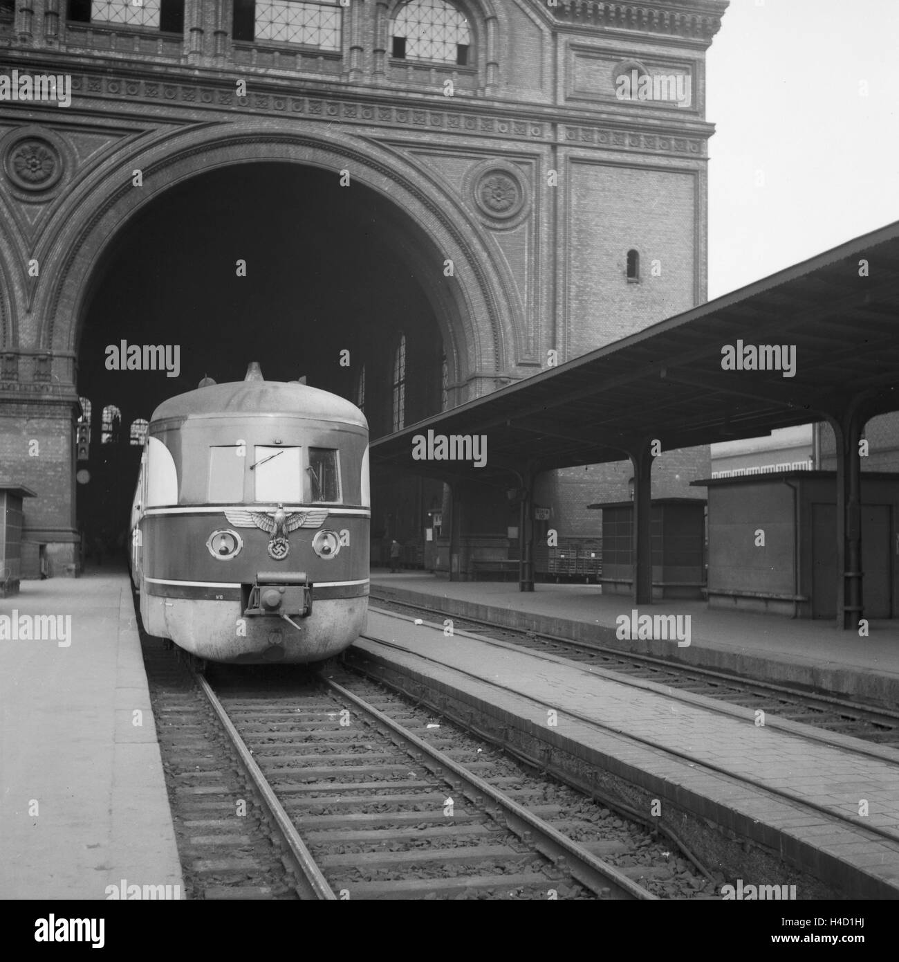 Schnellzug der Deutschen Reichsbahn mit dem deutschen Hoheitszeichen ...