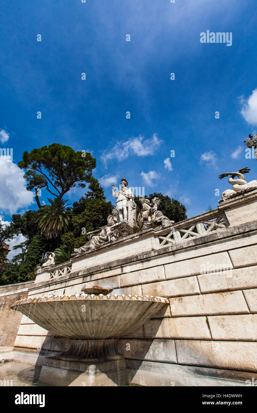 Vista in terrazza e la fontana a Piazza del Popolo a Roma (Fontana ...