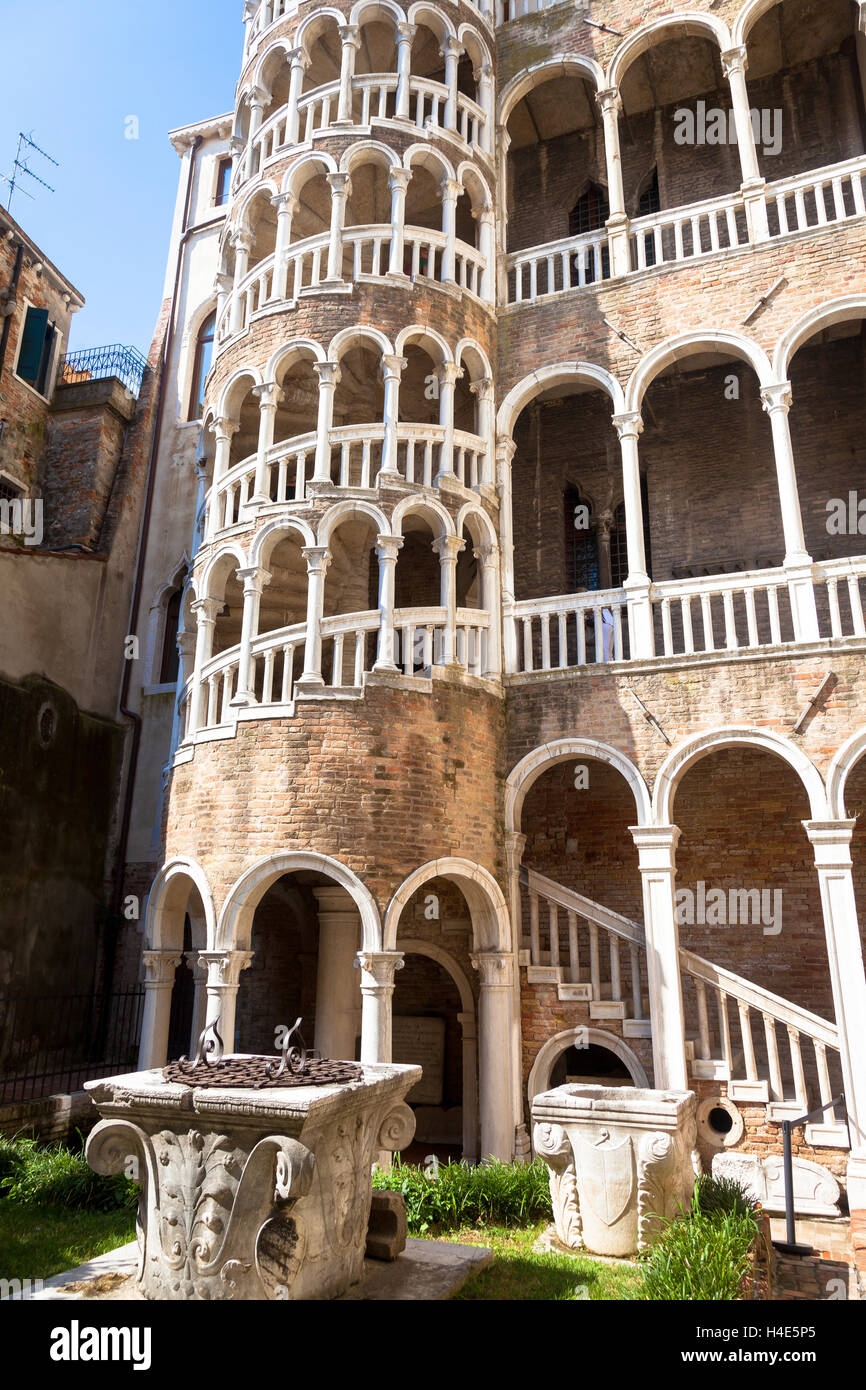 Scala Contarini del Bovolo - Venezia Italia / Dettaglio della Scala ...
