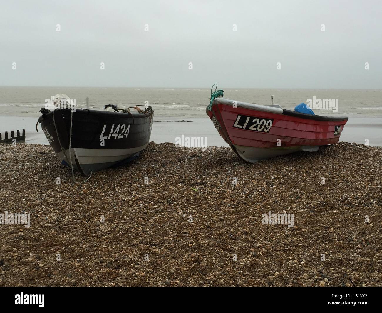 Barche a terra sulla spiaggia immagini e fotografie stock ad alta ...