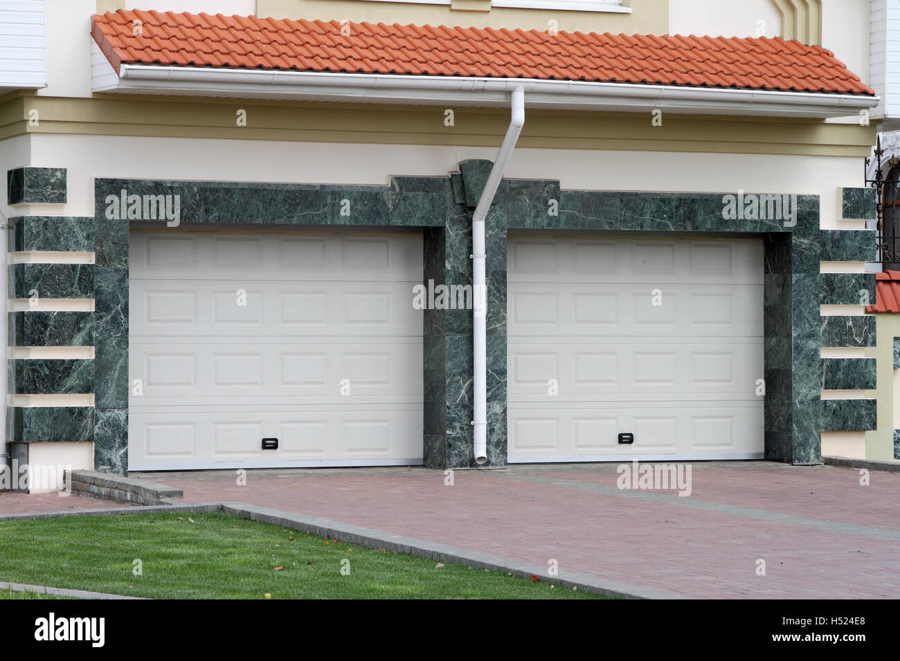 Porta del garage chiusa immagini e fotografie stock ad alta risoluzione ...