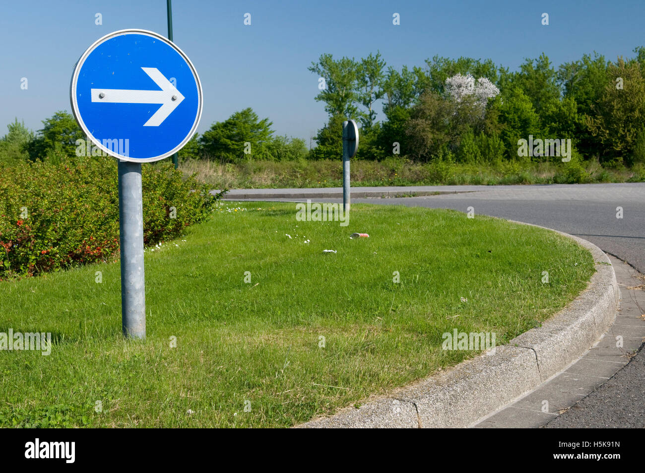Segno della rotatoria sul ciglio della strada immagini e fotografie ...