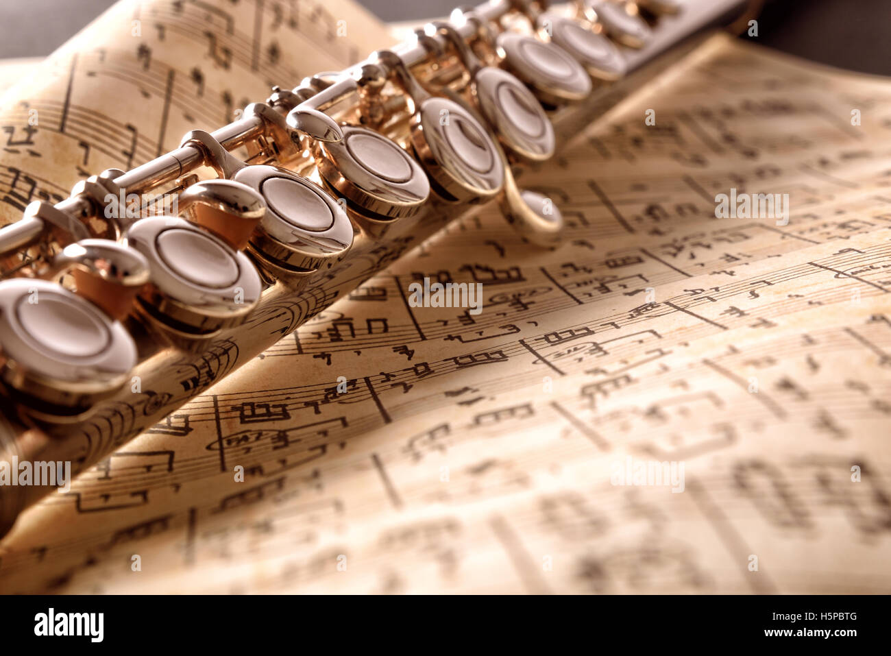 Flauto traverso e vecchi manoscritti di musica del foglio sulla tavola ...